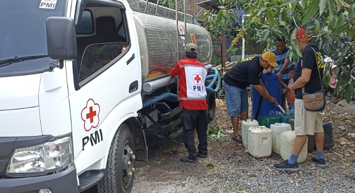 PMI Kota Semarang Distribusikan Air Bersih ke Warga terdampak ...
